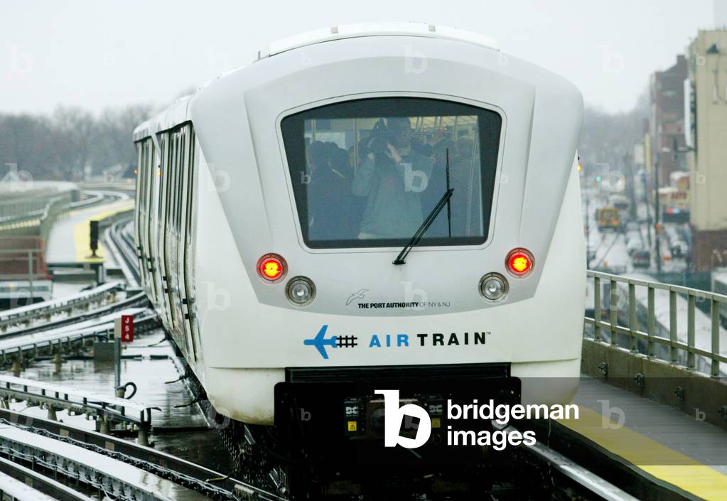 Image of "AIRTRAIN JFK" LIGHT RAIL AIRPORT CONNECTION TRAIN LEAVES ...