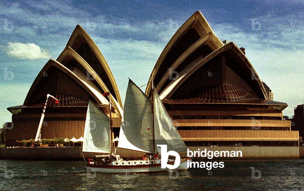 Image of A replica of the yawl boat Joshua Slocum used to