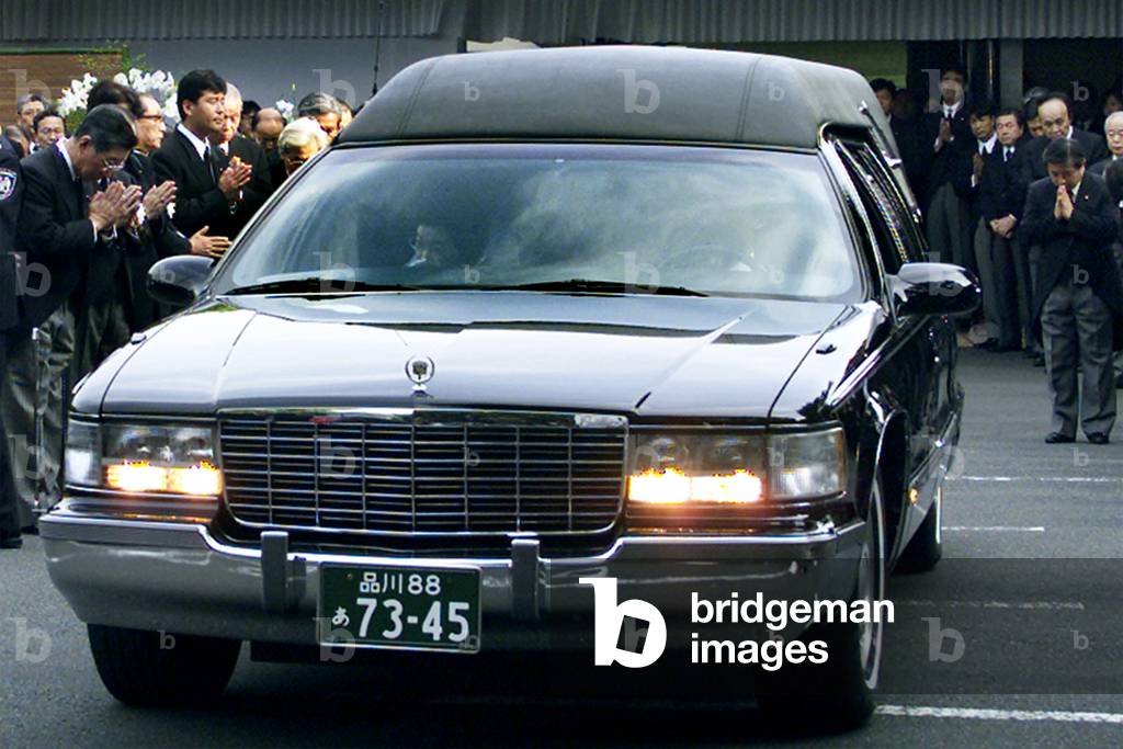Image of FORMER PM OBUCHI'S WIDOW CHIZUKO WIPES TEARS INSIDE HEARSE AS