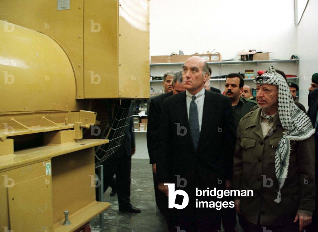 Image of ARAFAT AND DALEY OPEN WATER TREATMENT CENTRE IN GAZA, 1998-11-16