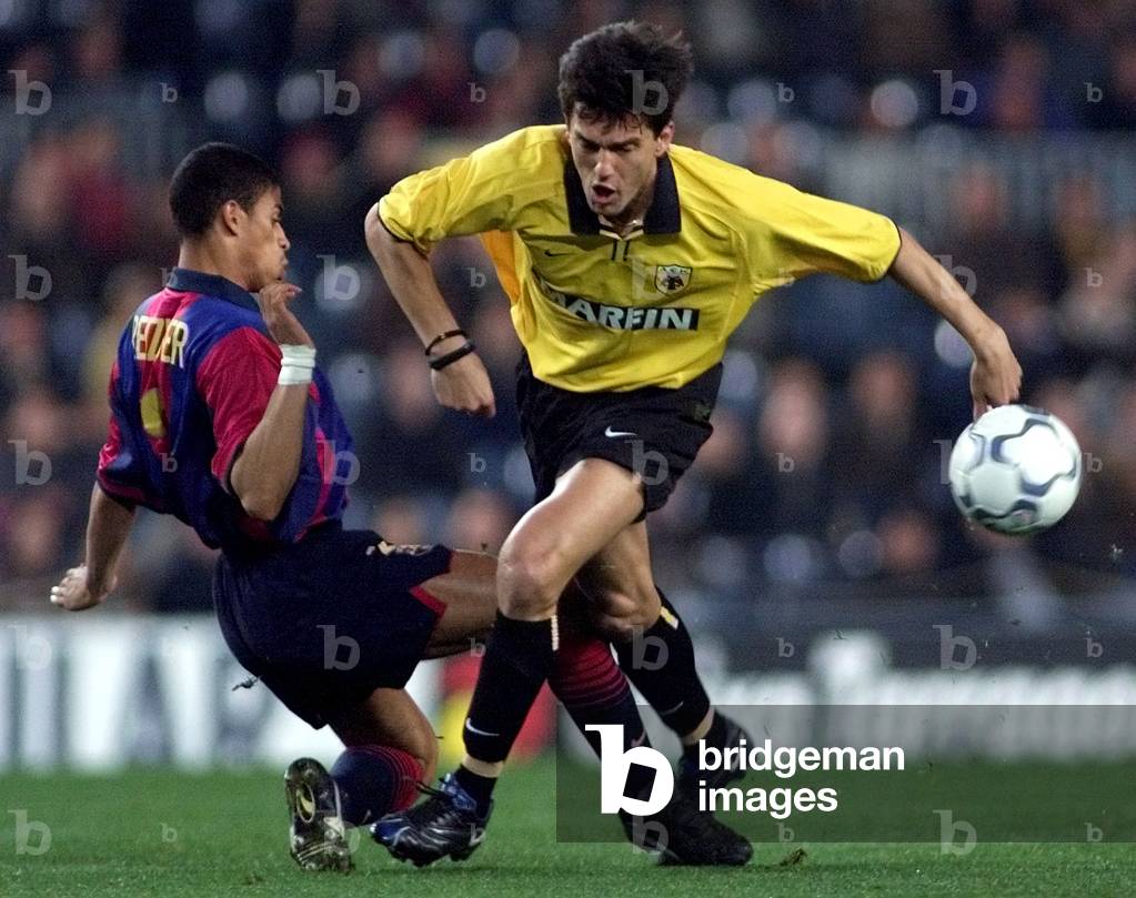 Image of FC BARCELONA'S DUTCH DEFENDER MICHAEL RAIZIGER BATTLES FOR THE ...