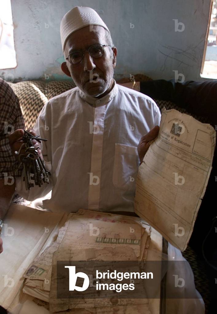 Image of Palestinian elder Ahmed Khalil Bashir shows the keys and property