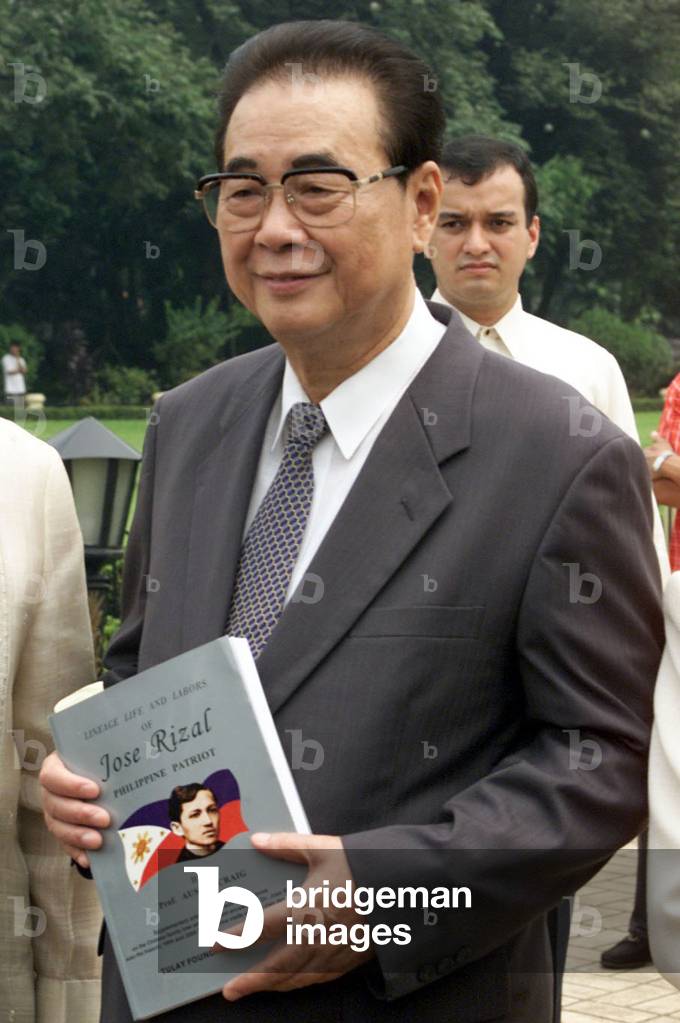 Image of CHINA'S PARLIAMENTARY CHIEF LI PENG HOLDS A BOOK ABOUT ...