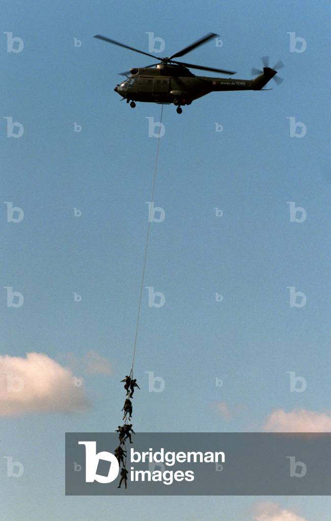 Image of Members of the French Army Special forces are dropping from