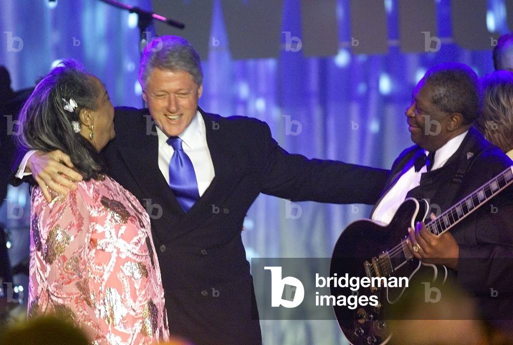 Image of Bill Clinton hugs Della Reese and B.B. King after performance