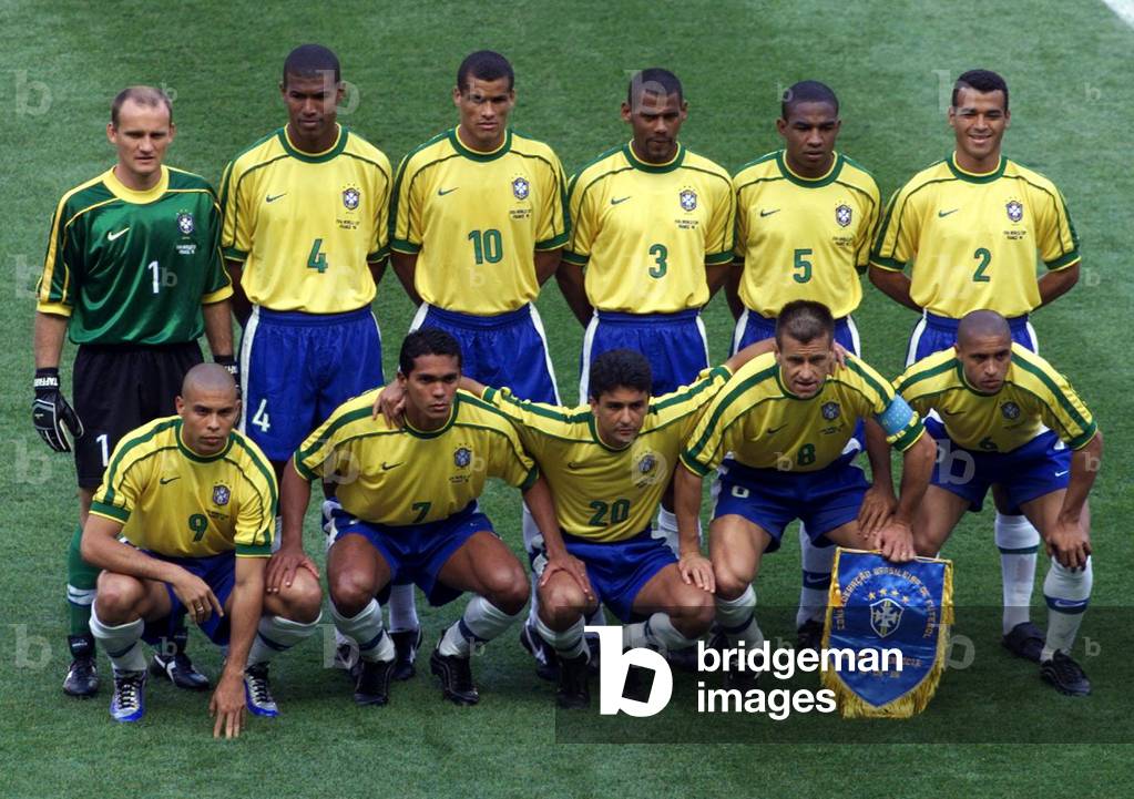 Image of Brazilian World Cup 98 team pose before the start of
