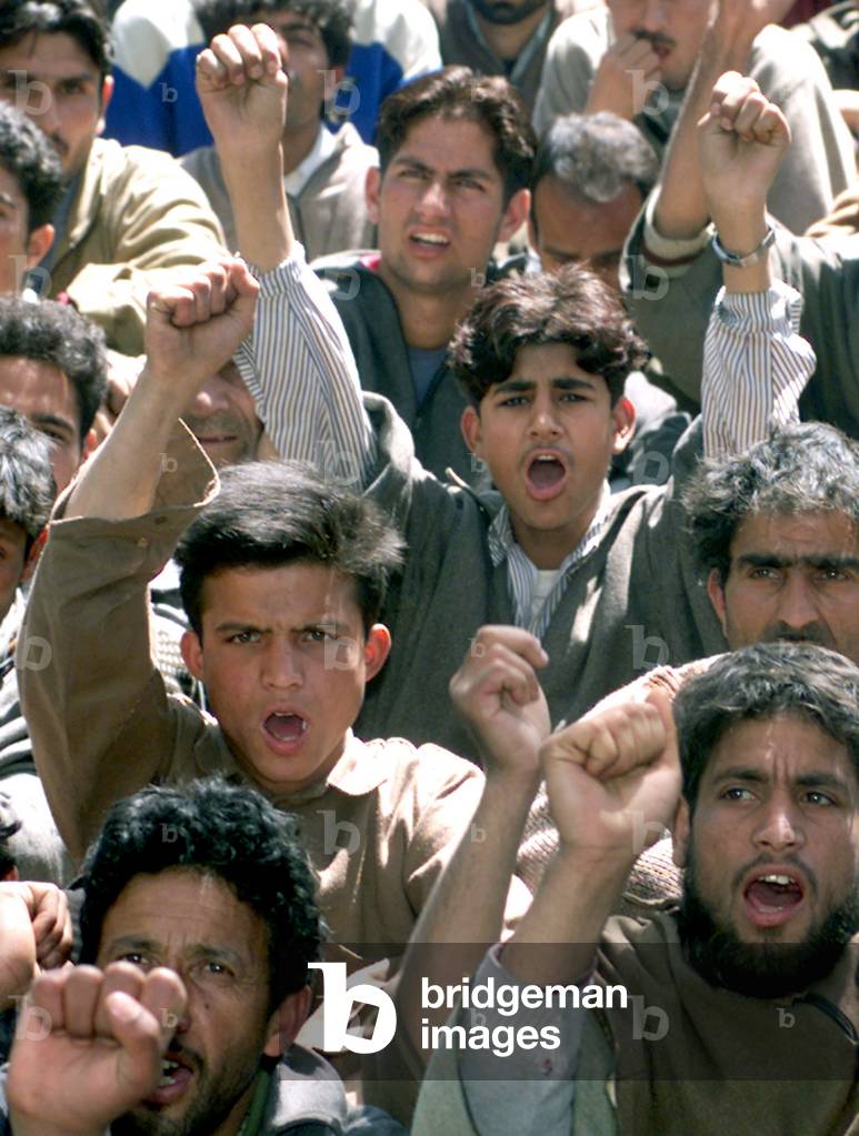 Image of INDIAN KASHMIRI MUSLIM VILLAGERS RAISE THEIR ARMS WHILE ...