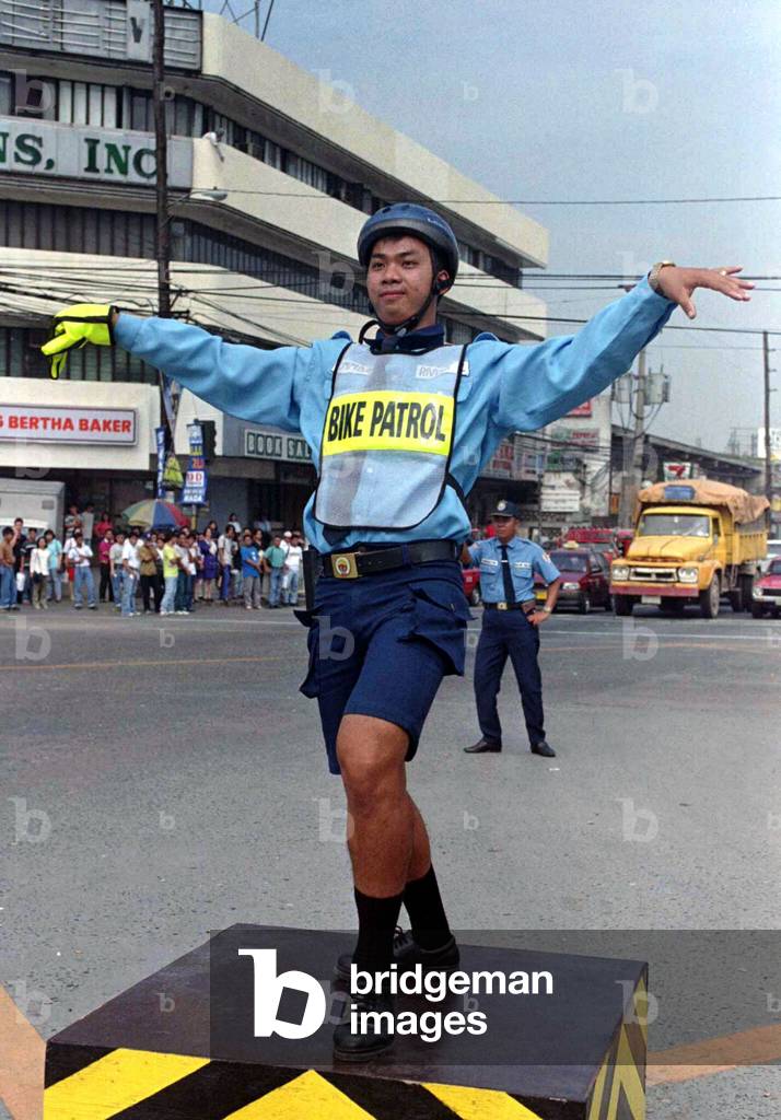 Image of A Philippine traffic patrolman shows his new dancing skills while