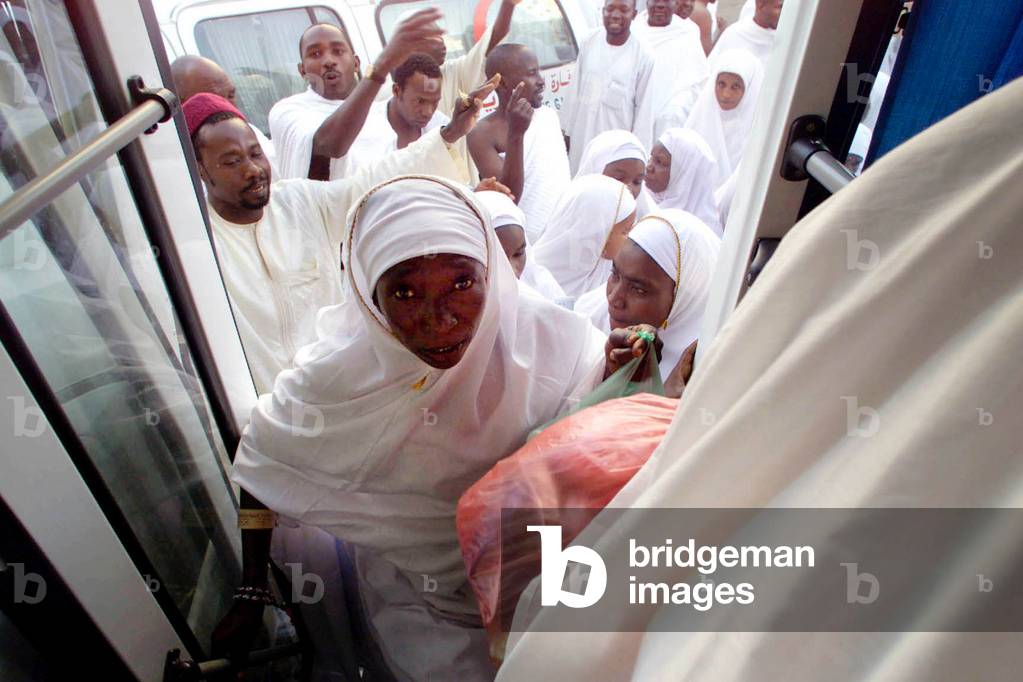 Image of Nigerian Muslim women pack onto buses as millions of Muslims