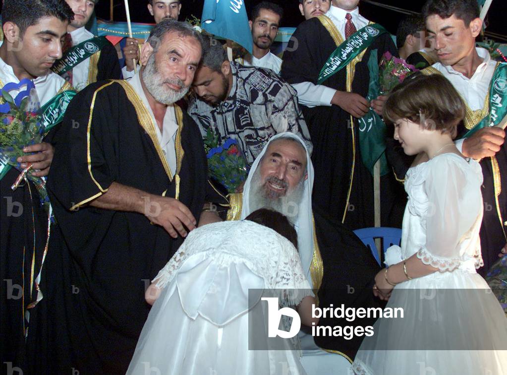 Image of IL FONDATORE DI HAMAS AHMED YASSIN SIEDE CON GLI SPOSI