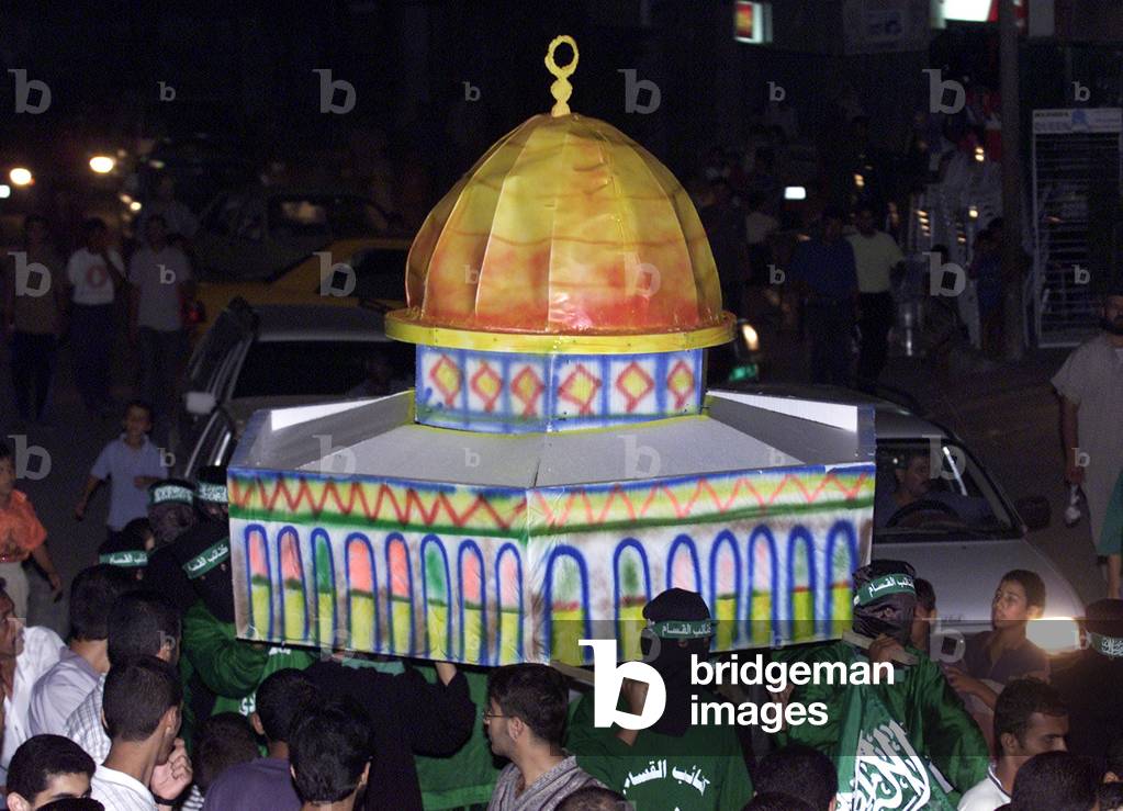 Image of MASKED PALESTINIAN MEMBERS OF HAMAS MOVEMENT CARRY THE EFFIGY ...