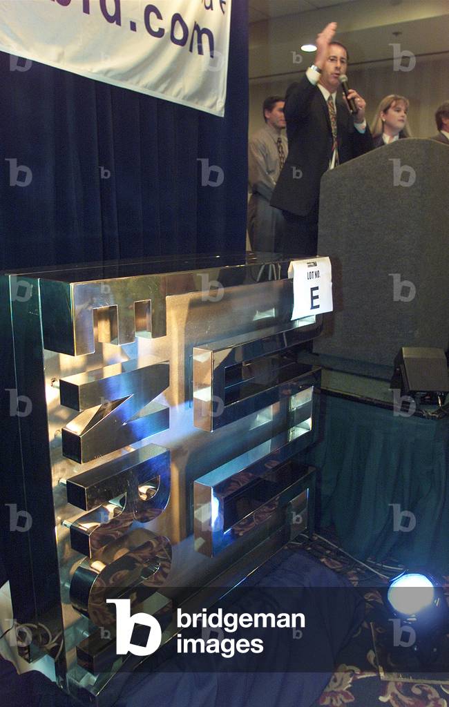 Image of ENRON LOGO SIGN IS AUCTIONED AWAY IN TEXAS, 2002-09-25 (photo)