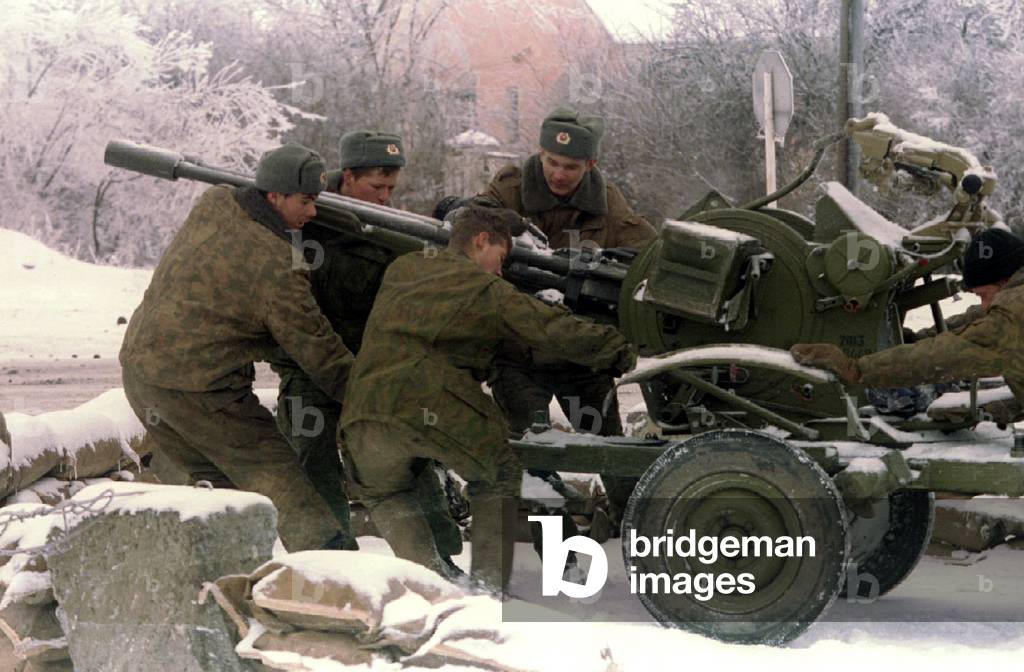 Image of Russian soldiers set up an anti-aircraft gun on the Chechen