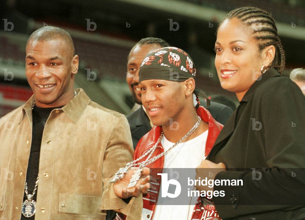 Image of HEAVYWEIGHT BOXER TYSON POSES WITH JUDAH AND ALI, 2000-10-17 ...