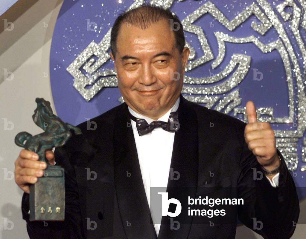 Image of Taiwan actor Ko Chun-hsiung pose with his award for the