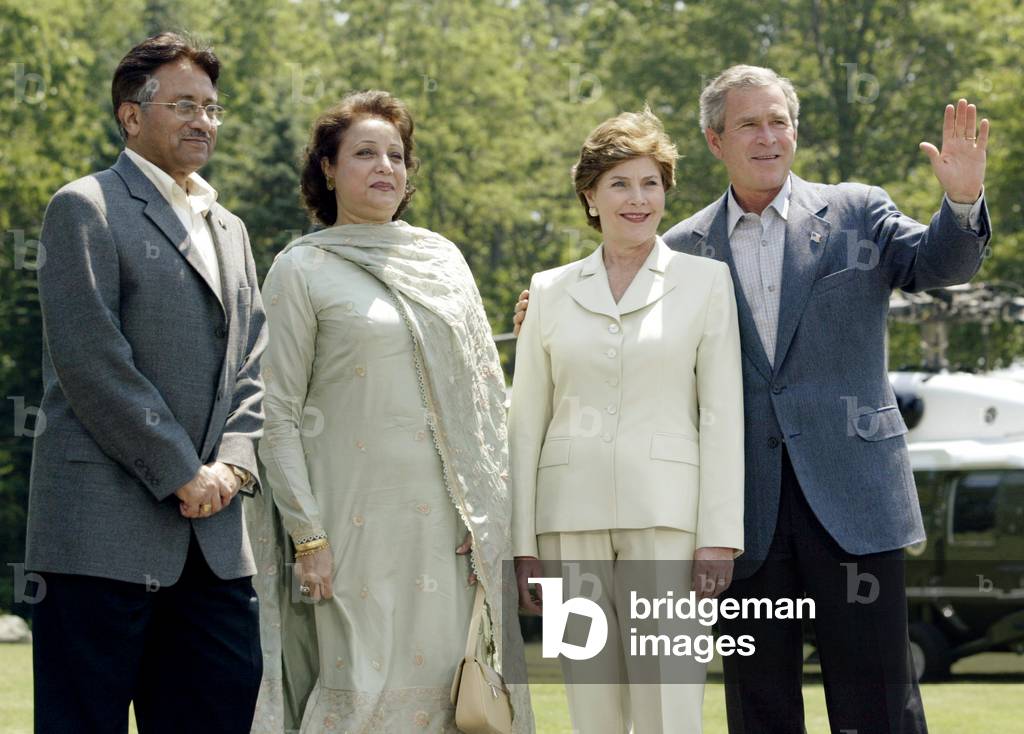 Image of US PRESIDENT GEORGE W BUSH POSES WITH HIS WIFE LAURA