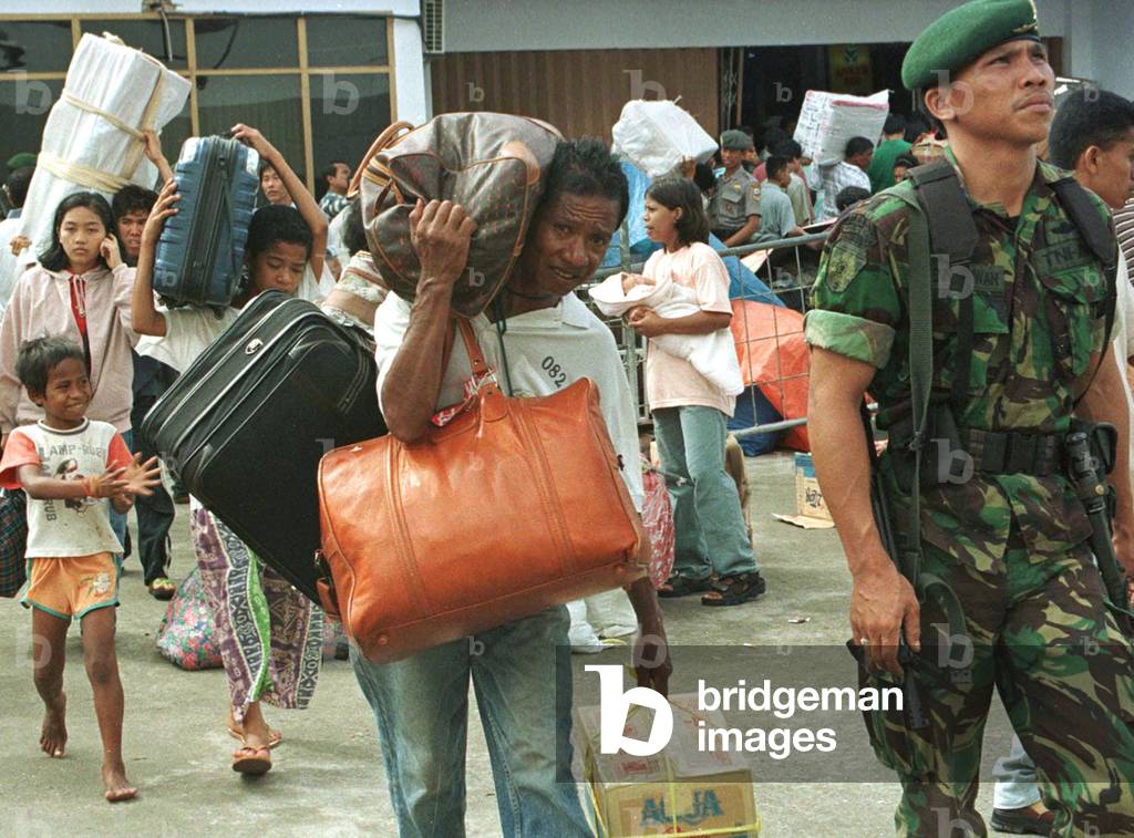 Image of INDONESIANS FLEE VIOLENCE IN AMBON, 1999-02-26 (photo)