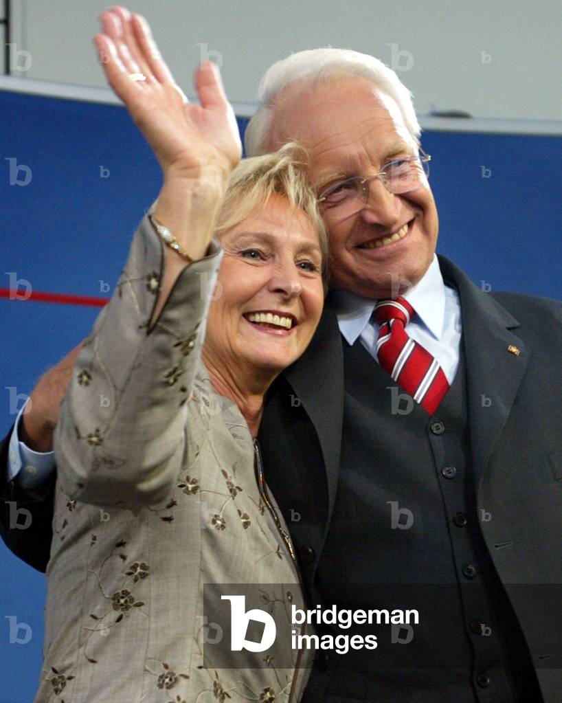 Image of CONSERVATIVE TOP CANDIDATE STOIBER AND HIS WIFE KARIN WAVE AT