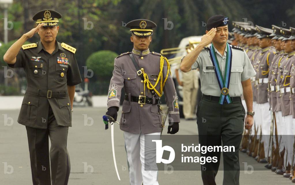 Image of US ARMY CHIEF OF STAFF GENERAL ERIK SHINSEKI REVIEW GUARD