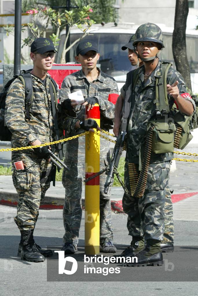 Image of PHILIPPINE ROGUE SOLDIERS STAND GUARD AFTER TAKING UP ...