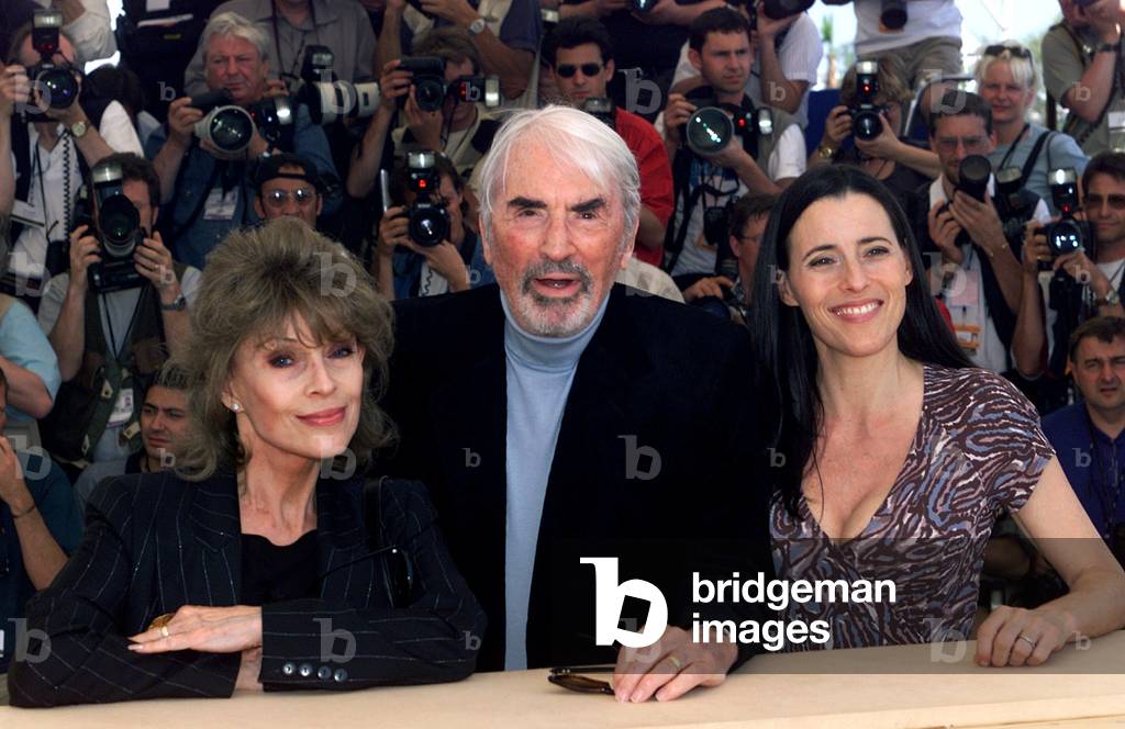 Image of Veteran American actor Gregory Peck (C) stands between his wife