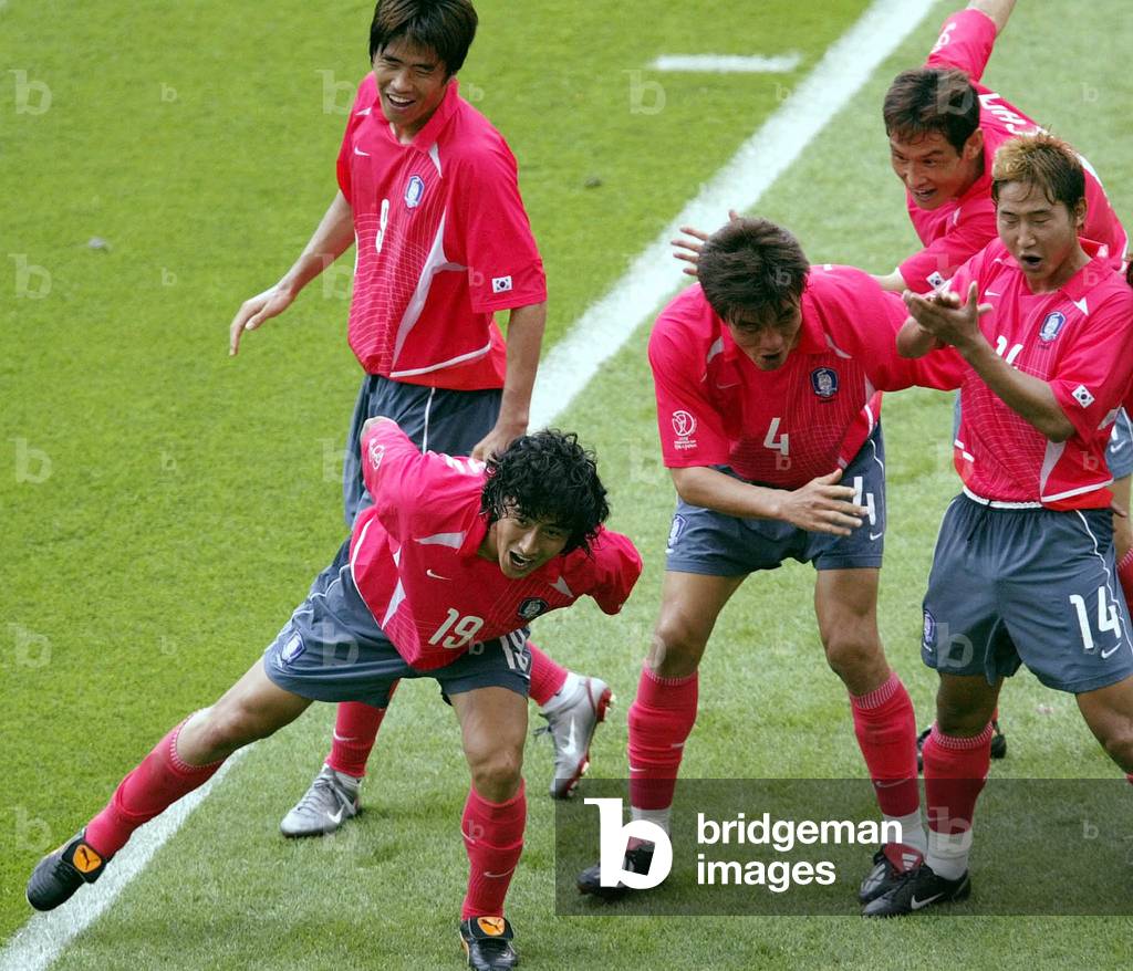 Image of SOUTH KOREANS IMMITATE SHORT TRACK RACERS AFTER SCORING A GOAL
