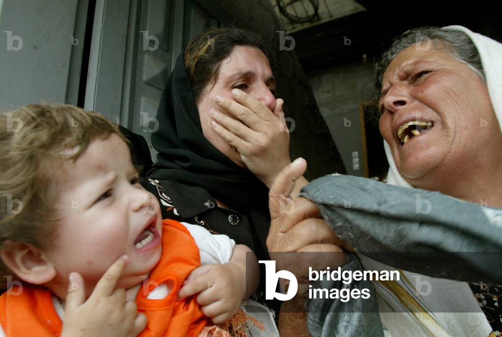 Image of PALESTINIAN RELATIVES OF MOHAMMAD AL-QIDRA WEEP DURING FUNERAL AT KHAN YOUNIS