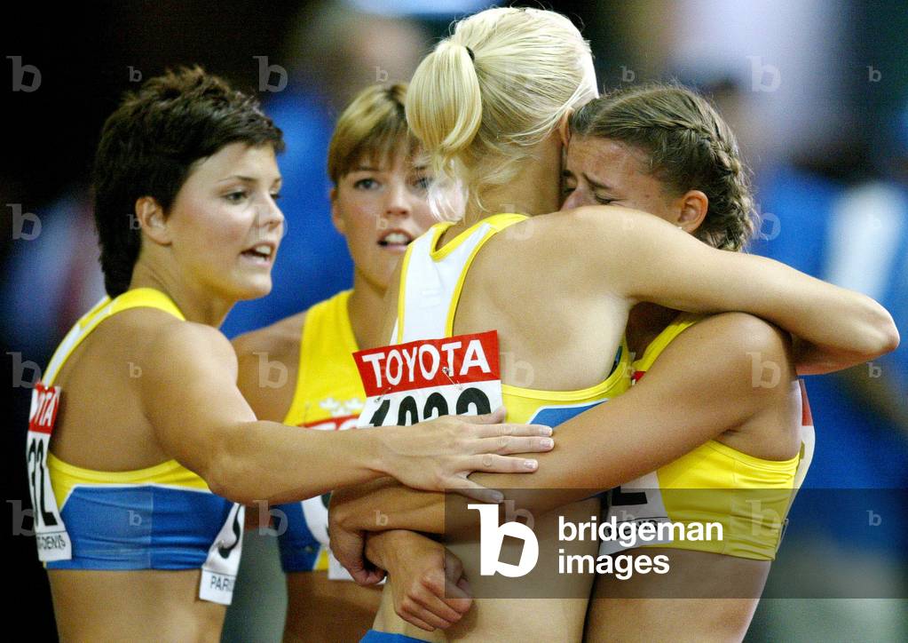 Image of THE SWEDISH 4X100 METRES WOMEN'S RELAY TEAM CONSOLE EACH OTHER