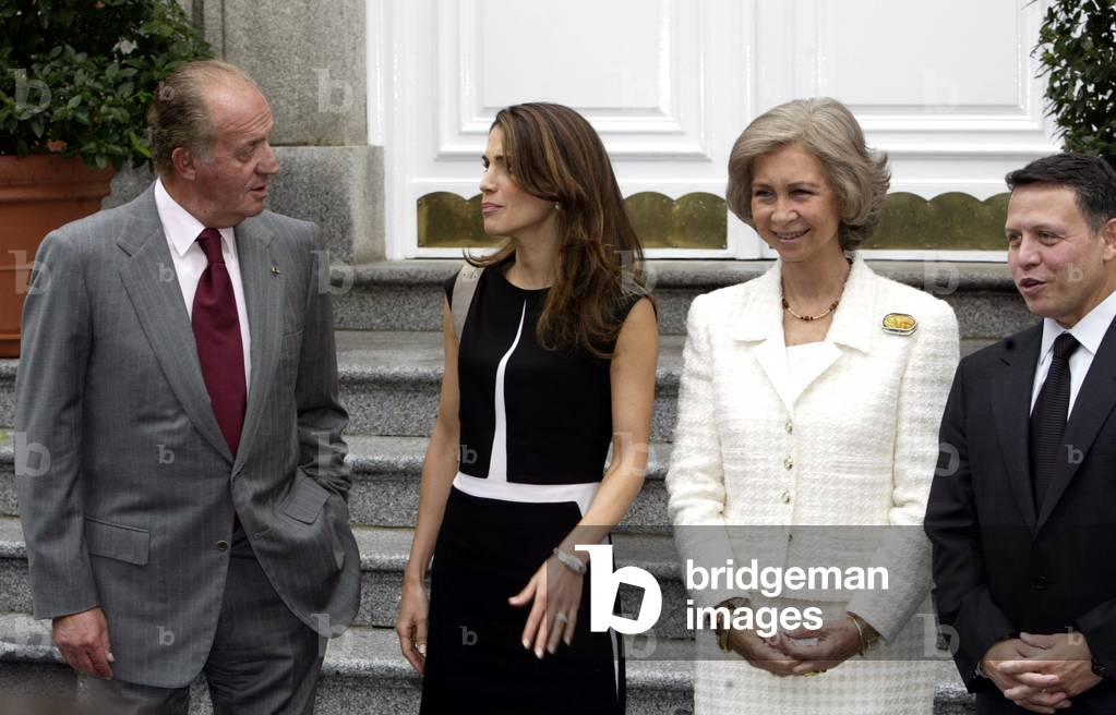 Image of SPANISH KING JUAN CARLOS AND QUEEN SOFIA TALK TO JORDANIAN