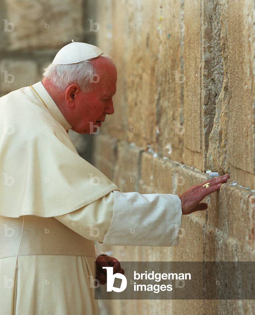 Image of POPE JOHN PAUL II PRAYS WITH HIS HAND ON THE