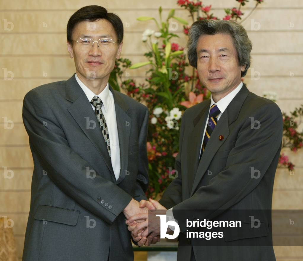 Image of SOUTH KOREAN FM YOON YOUNG-KWAN MEETS JAPANESE PM KOIZUMI IN