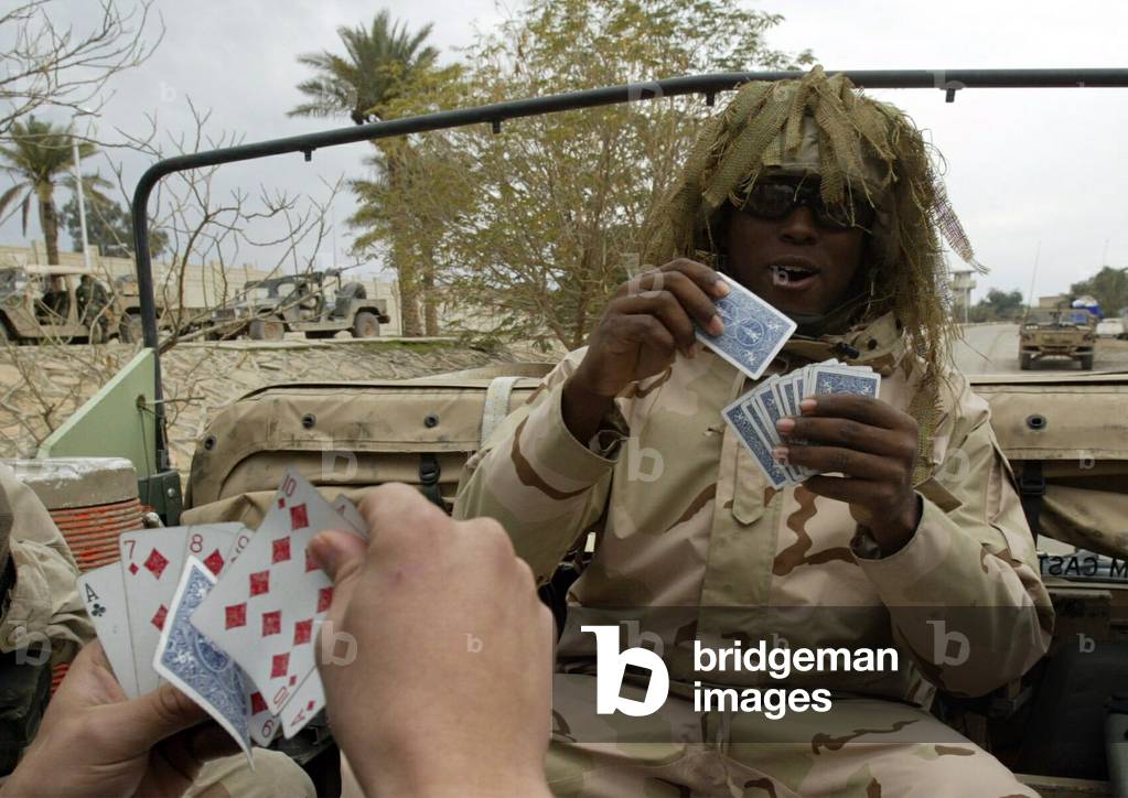 Image of I SOLDATI STATUNITENSI GIOCANO A CARTE CON IL LORO HUMVEE