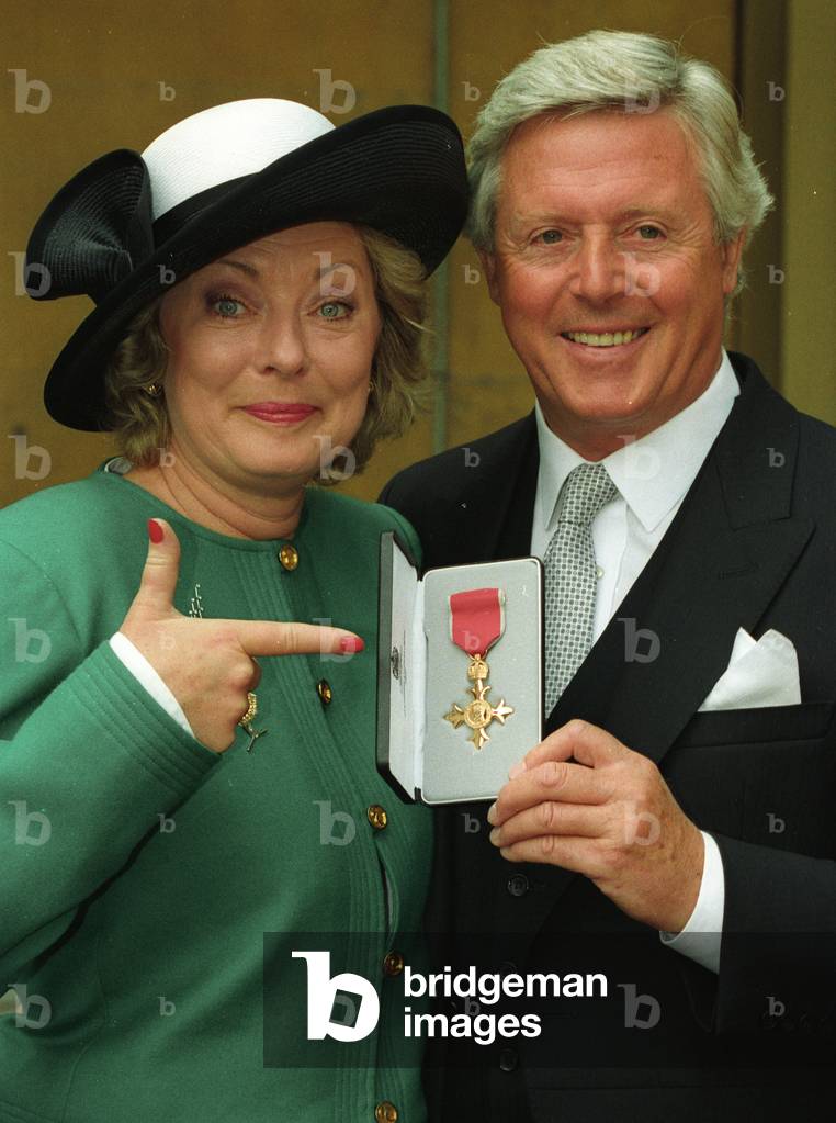 Image of MICHAEL ASPEL AND WIFE LIZZIE POWER DISPLAY OBE OUTSIDE BUCKINGHAM