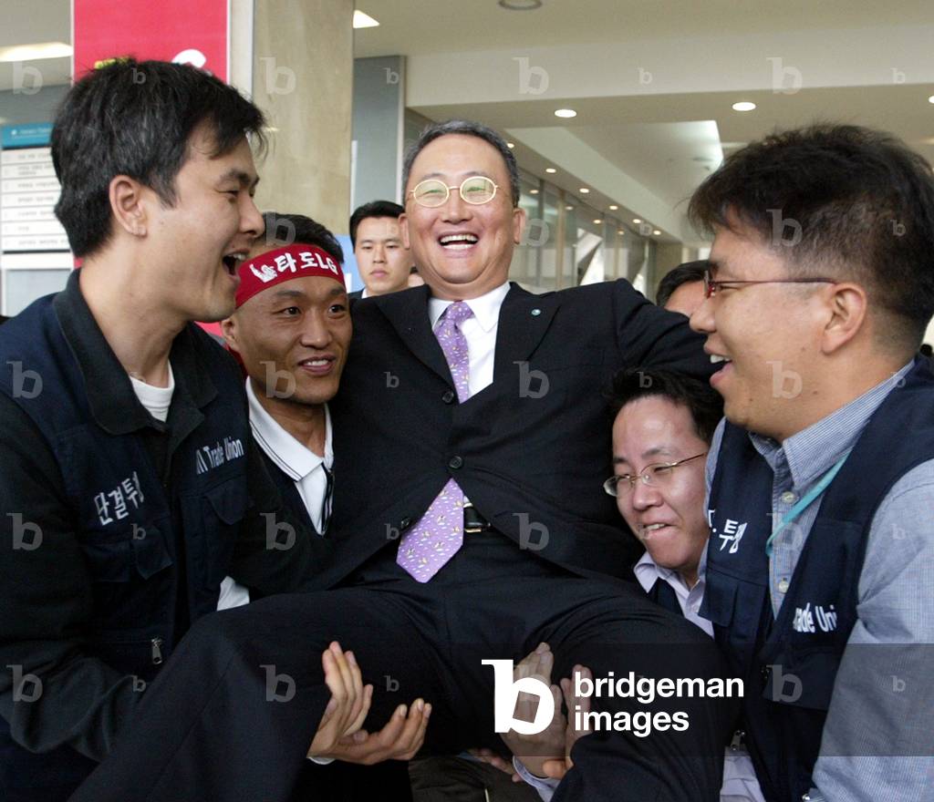 Image of HANARO TELECOM CHIEF AND UNION WORKERS CELEBRATE IN ILSAN ...