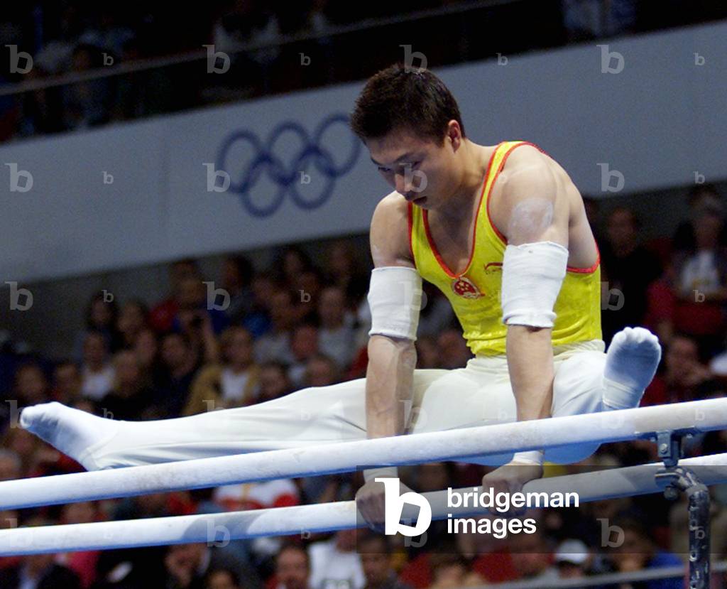 Image of China's Li Xiaopeng does his routine during the parallel bars