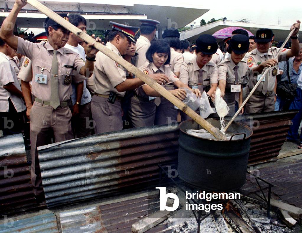 Image of Philippine police pour methamphetamine chloride into a drum of ...