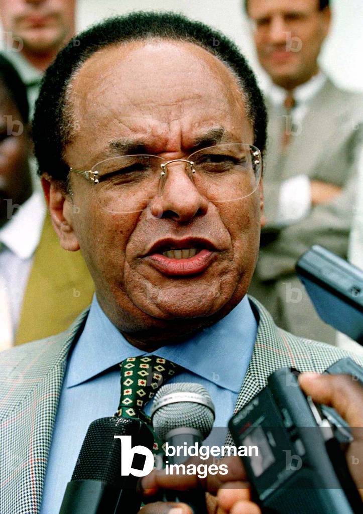 Image of Zairean Prime Minister Leon Kengo wa Dondo speaks to the