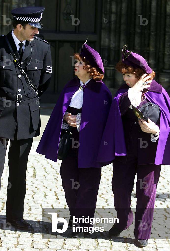 Image of SCOTTISH ENTERTAINERS FRAN AND ANNA TALK TO A POLICEMAN AFTER