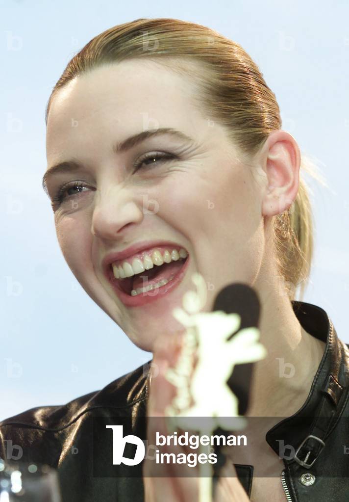 Image of British actress Kate Winslet flashes a smile during a news