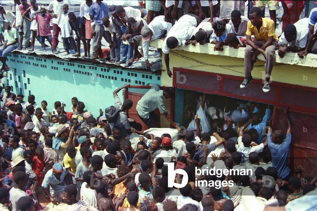 Image of Haitians invade a warehouse full of food as crowds engaged