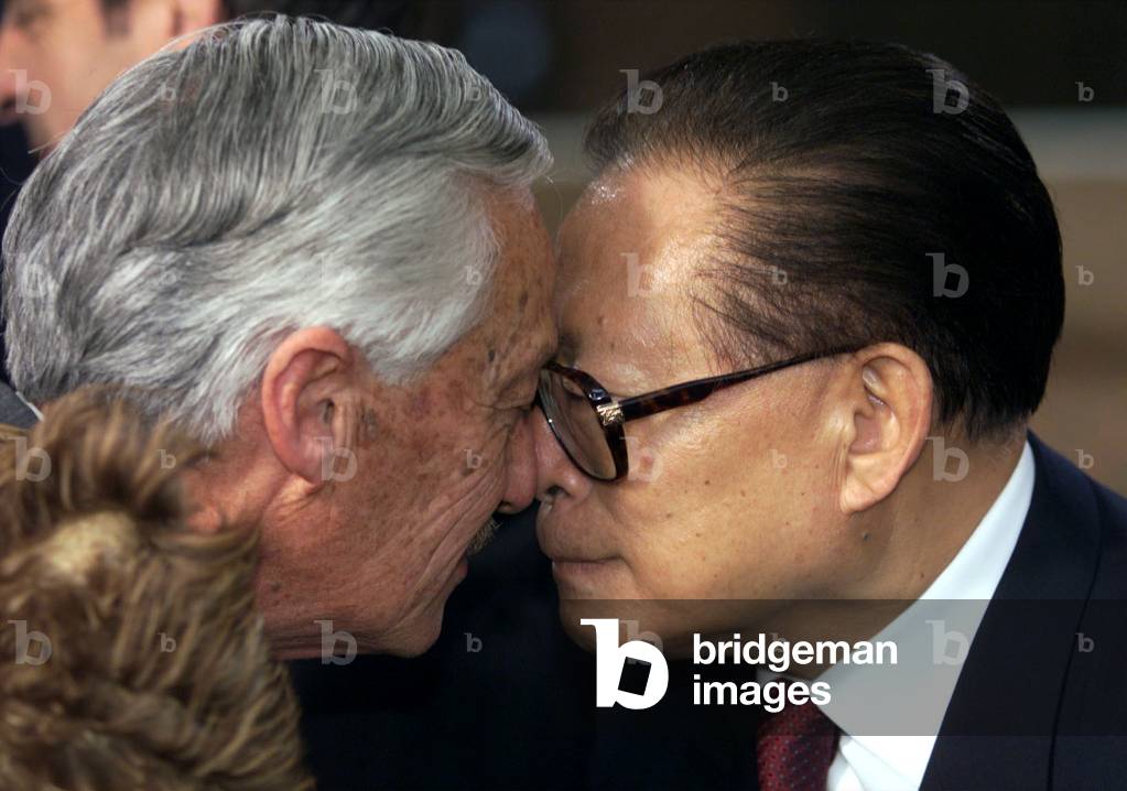 Image of CHINESE PRESIDENT RECEIVES A HONGI FROM MAORI ELDER SIR HUGH