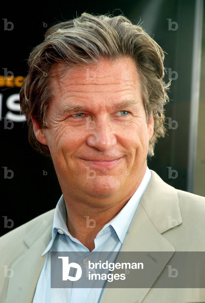 Image of Actor Jeff Bridges poses for photographers as he arrives for