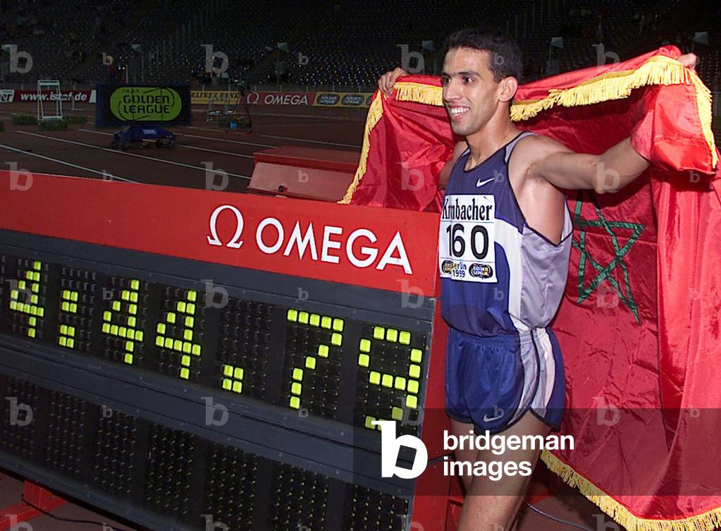 Image of HICHAM EL GUERROUJ POSES AFTER SETTING A NEW WORLD RECORD