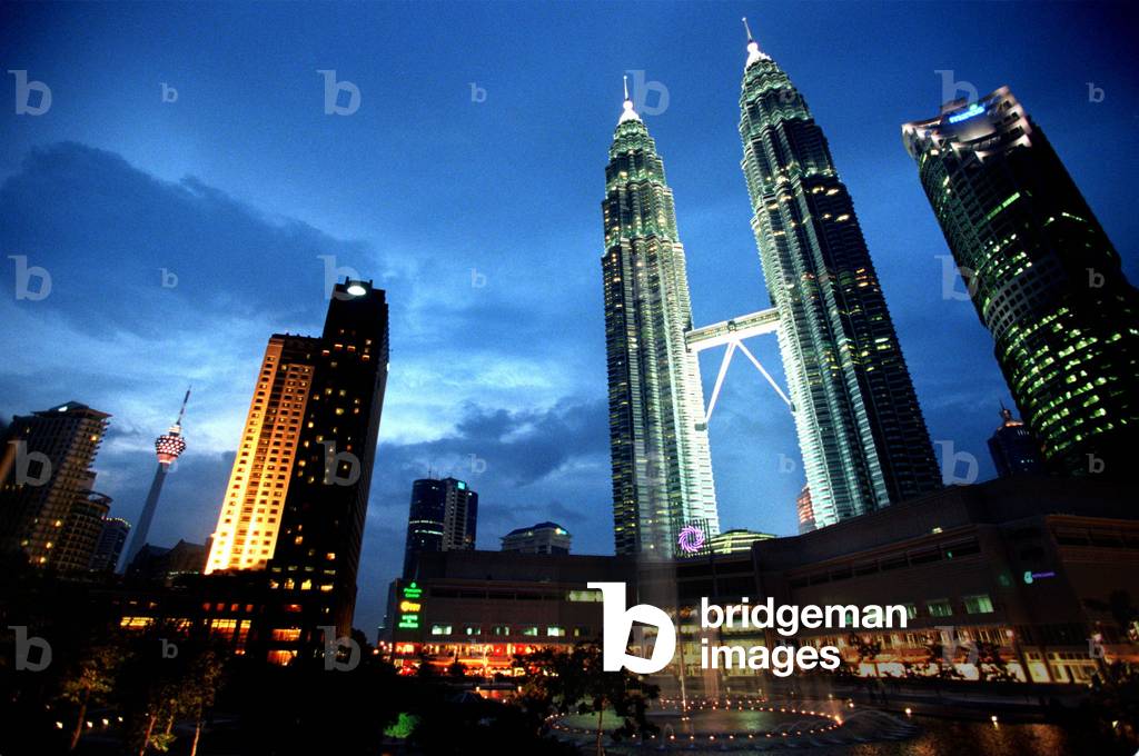 Image of World's tallest buildings, Petronas Twin Towers stand tall in ...