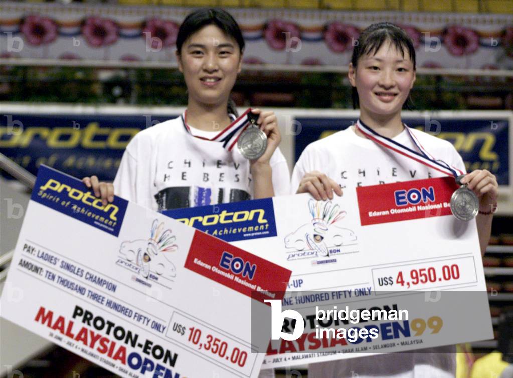 Image of CHINA'S DAI YUN AND GONG RUINA POSE WITH THE MOCK