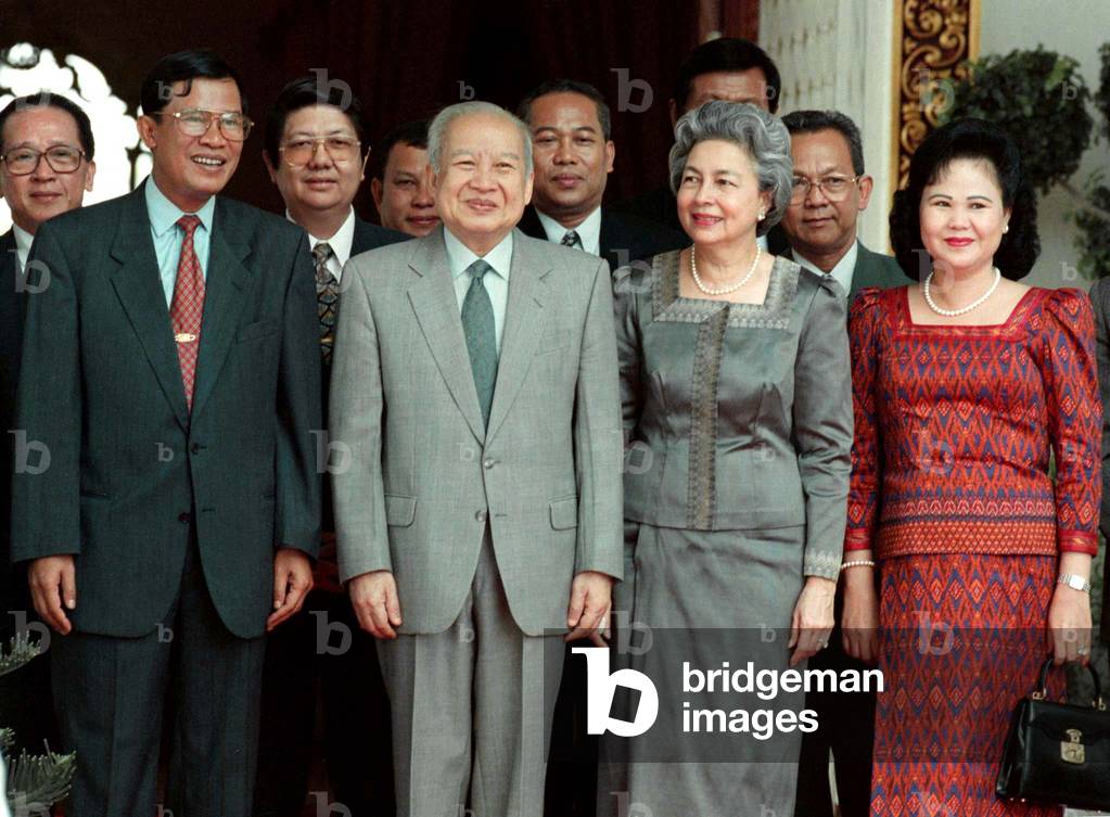 Image of Cambodian co-premier Hun Sen pose for photographs with King ...