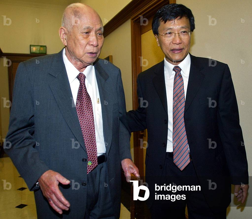 Image of MALAYSIAN TYCOON LIM GOH TONG WITH HIS SON KOK THAY