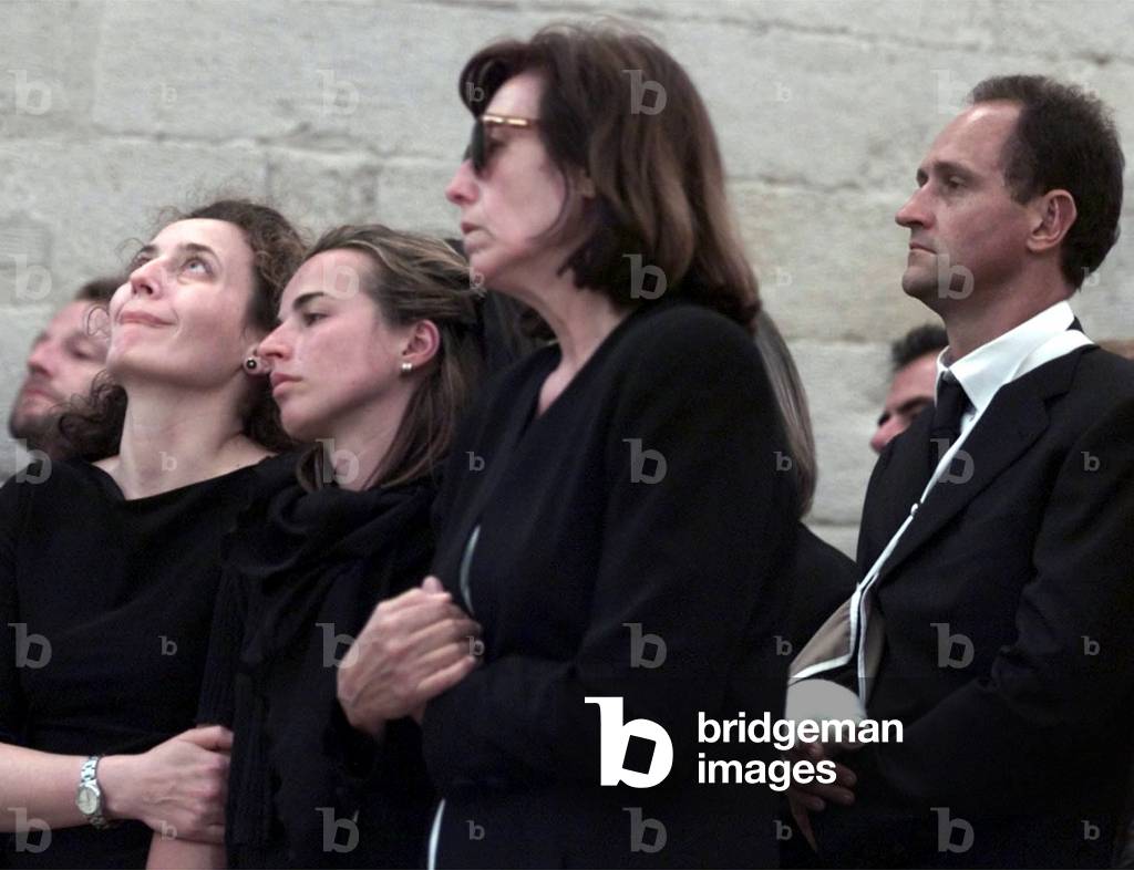 Image of THE FAMILY OF MORENO DE MORA STAND WITH REUTERS CAMERAMAN