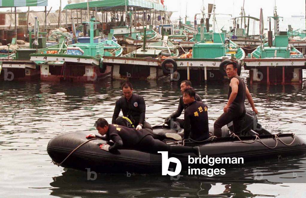 Image of SOUTH KOREAN COMMANDOS SEARCH FOR NORTH KOREANS IN DONGHAE ...