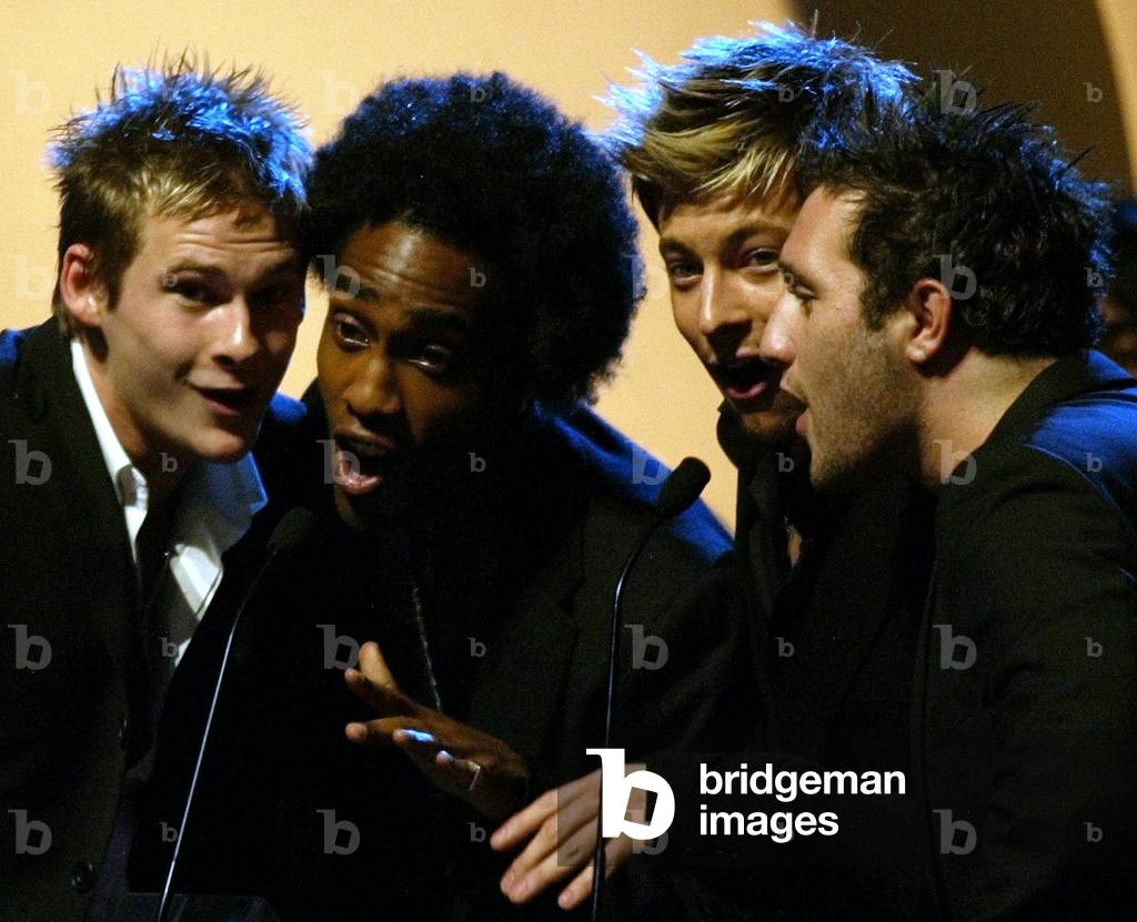 Image of BRITISH POP GROUP BLUE BREAK INTO SONG AT MTV ASIA